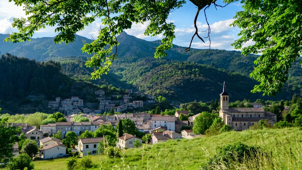 Jaujac : village de caractère médiéval aux 3 châteaux ardéchois ...