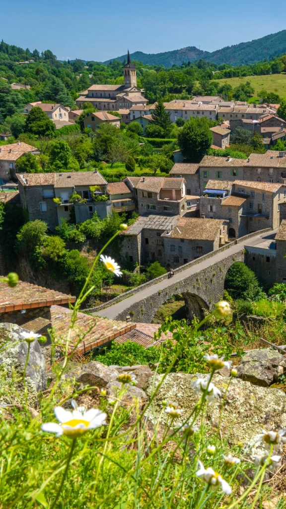 Jaujac : village de caractère médiéval aux 3 châteaux ardéchois ...