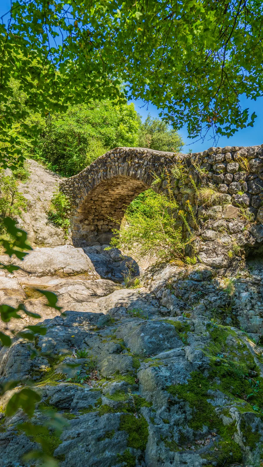 Jaujac : village de caractère médiéval aux 3 châteaux ardéchois ...