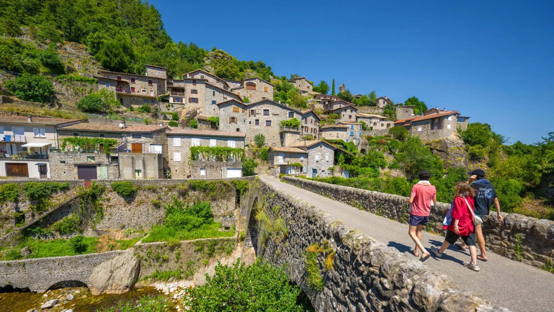 Jaujac : village de caractère médiéval aux 3 châteaux ardéchois ...
